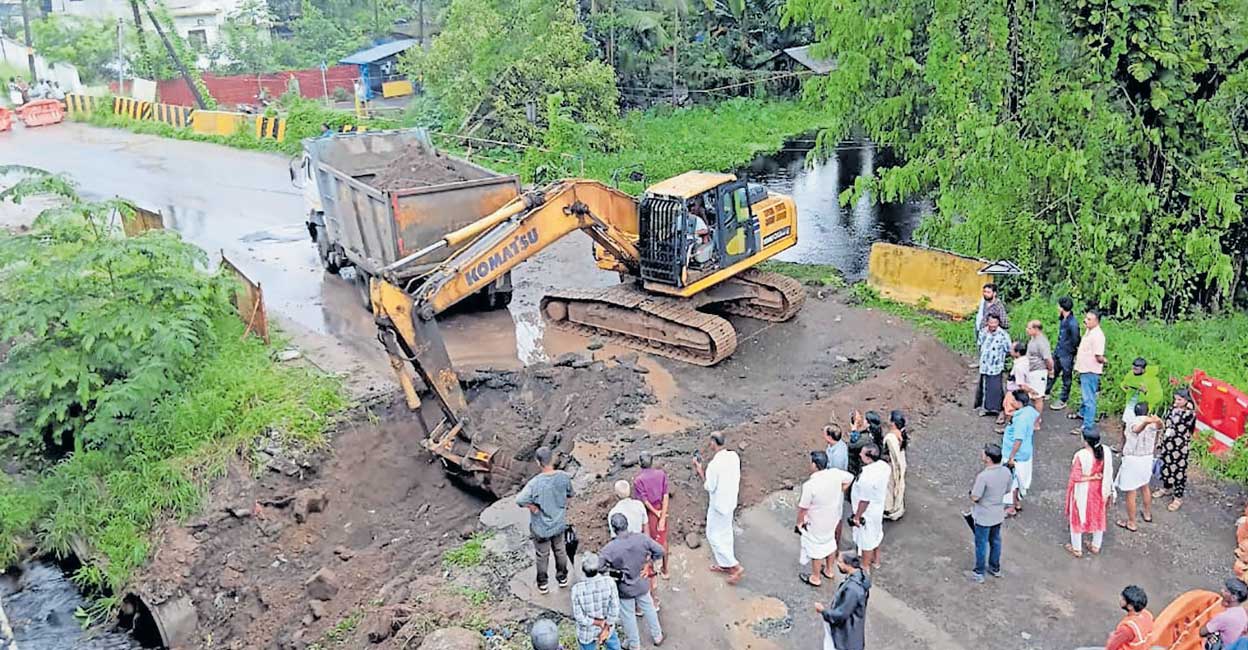 നാട്ടുകാരുടെ പ്രതിഷേധം ഫലം കണ്ടു; അഞ്ഞൂറോളം വീടുകൾ വെള്ളക്കെട്ടിലാക്കിയ ...