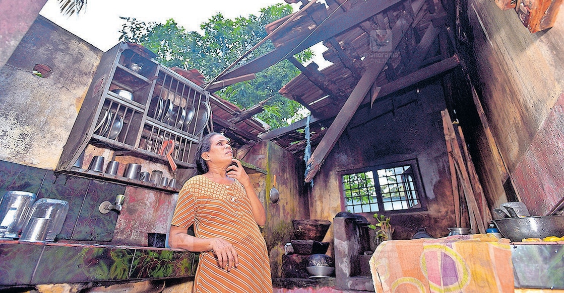 ആർത്തുപെയ്യുന്ന മഴയിൽ ആരും തുണയില്ലാതെ..; വീട് വർഷങ്ങളായി ജീർണാവസ്ഥയി ...