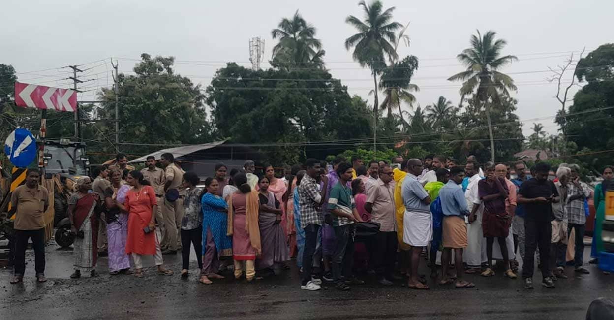 ചേർത്തലയിലെ വെള്ളക്കെട്ട്: ദേശീയപാത സർവീസ് റോഡ് പൊട്ടിച്ച് വെള്ളം ...