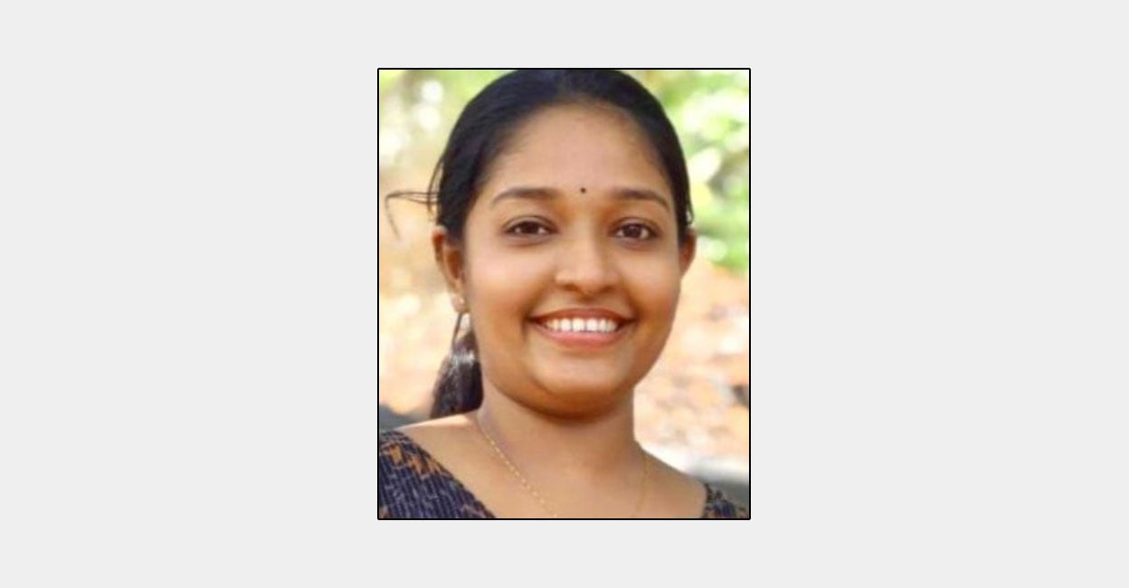 ആലുവയിൽ ബൈക്ക് നിയന്ത്രണം വിട്ടു മറിഞ്ഞ് യുവതി മരിച്ചു; അപകടം വിവാഹം തീരുമാനിച്ചിരിക്കെ | Aluva ...