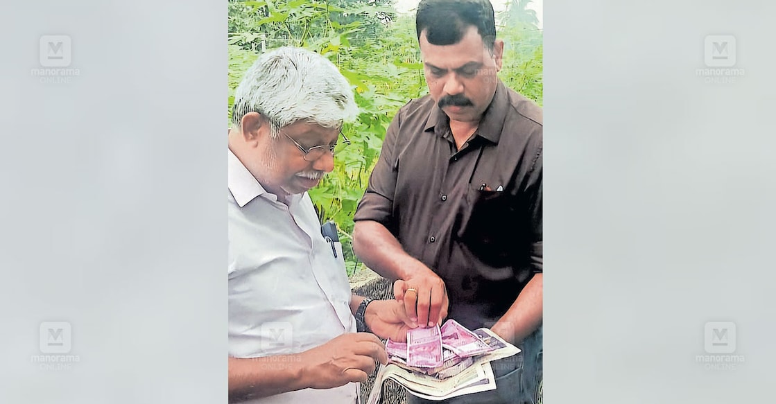 പറമ്പിൽ 2,000 രൂപയുടെ 50 നോട്ട് കെട്ടുകൾ; ഓരോ കെട്ടിലും 100 എണ്ണം വീതം ...