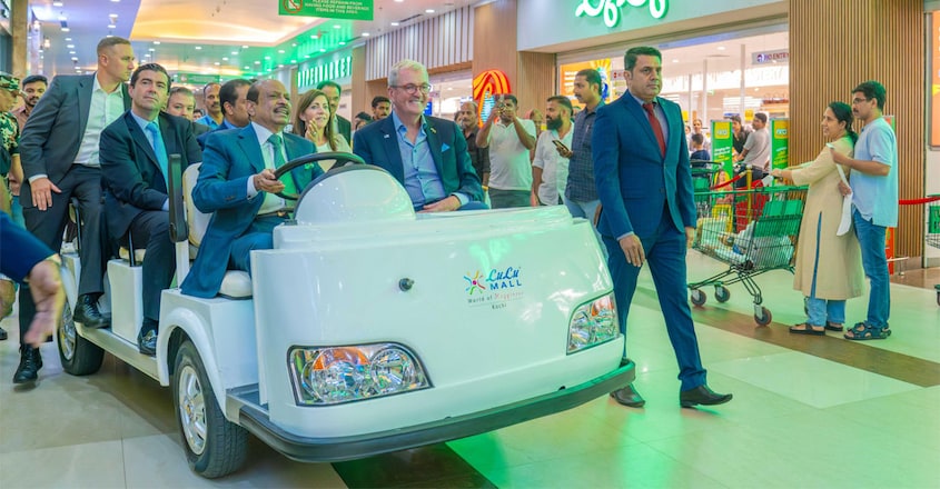 എം.എ.യൂസഫലി സാരഥിയായി; ബഗ്ഗി വാഹനത്തിൽ ലുലു മാൾ ചുറ്റിക്കറങ്ങി കണ്ട് ...