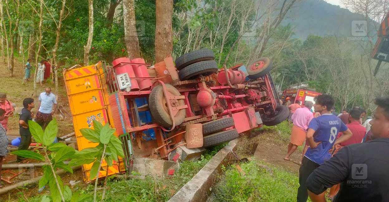 കുഴൽക്കിണർ നിർമിക്കുന്ന ലോറി മറിഞ്ഞ് ഇതര സംസ്ഥാന തൊഴിലാളി മരിച്ചു ...