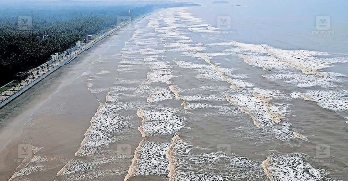 മുഴപ്പിലങ്ങാട് ഡ്രൈവ് ഇൻ ബീച്ചിൽ കടൽകയറി; സന്ദർശകർ കടലിലിറങ്ങുന്നത് ...