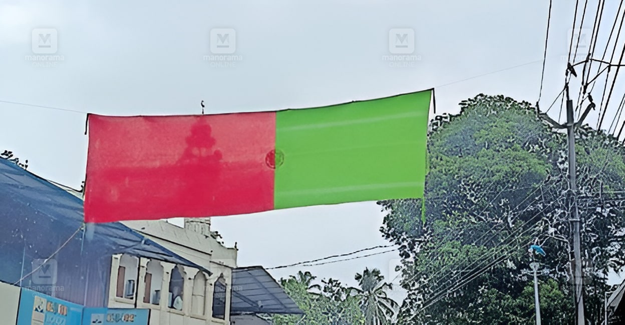 വൈദ്യുത കമ്പികൾക്കിടയിലൂടെ ഫുട്ബോൾ ആരാധകർ ബാനർ സ്ഥാപിച്ചു ...
