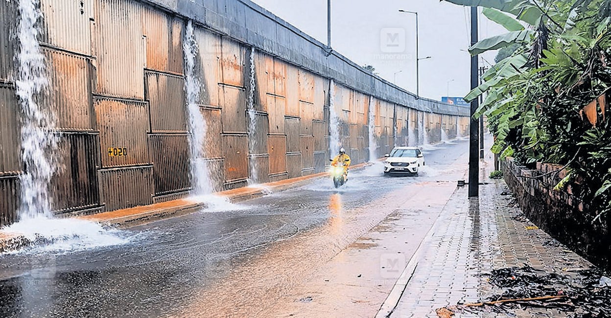 മഴവെള്ളം കുത്തിയൊഴുകിയെത്തുന്നു; ദേശീയപാത സർവീസ് റോഡ് വഴി ആർക്കും ...