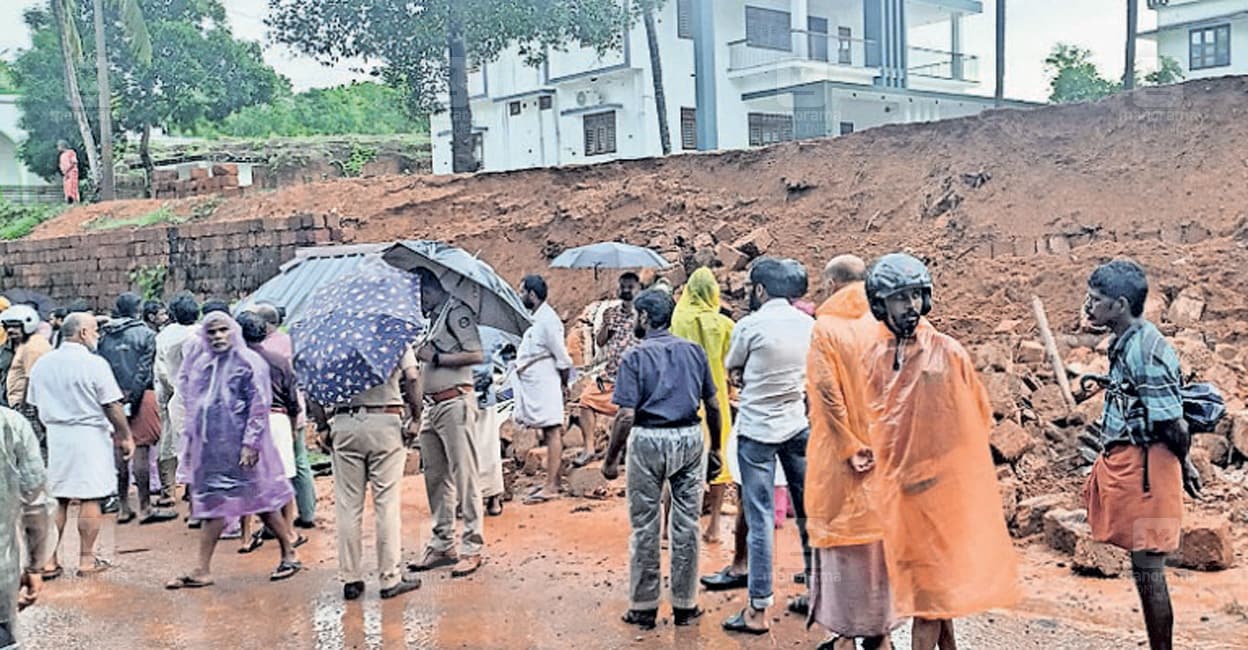 കോരിച്ചൊരിഞ്ഞ മഴ പൊയ്തൊഴിഞ്ഞത് നാടിനെ തീരാക്കണ്ണീരിലാഴ്ത്തി; ഇരച്ചെത്തി ...