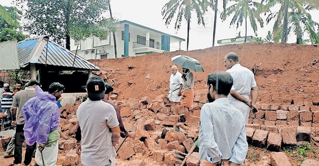 കോരിച്ചൊരിഞ്ഞ മഴ പൊയ്തൊഴിഞ്ഞത് നാടിനെ തീരാക്കണ്ണീരിലാഴ്ത്തി; ഇരച്ചെത്തി ...