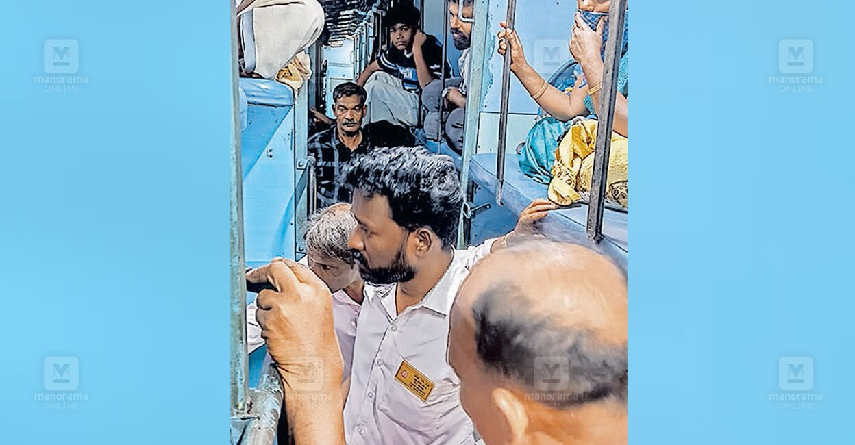 ട്രെയിനിനുള്ളിൽ പാമ്പിൻകുഞ്ഞിനെ കണ്ടെത്തി; പതിനഞ്ച് മിനിറ്റോളം ട്രെയി ...