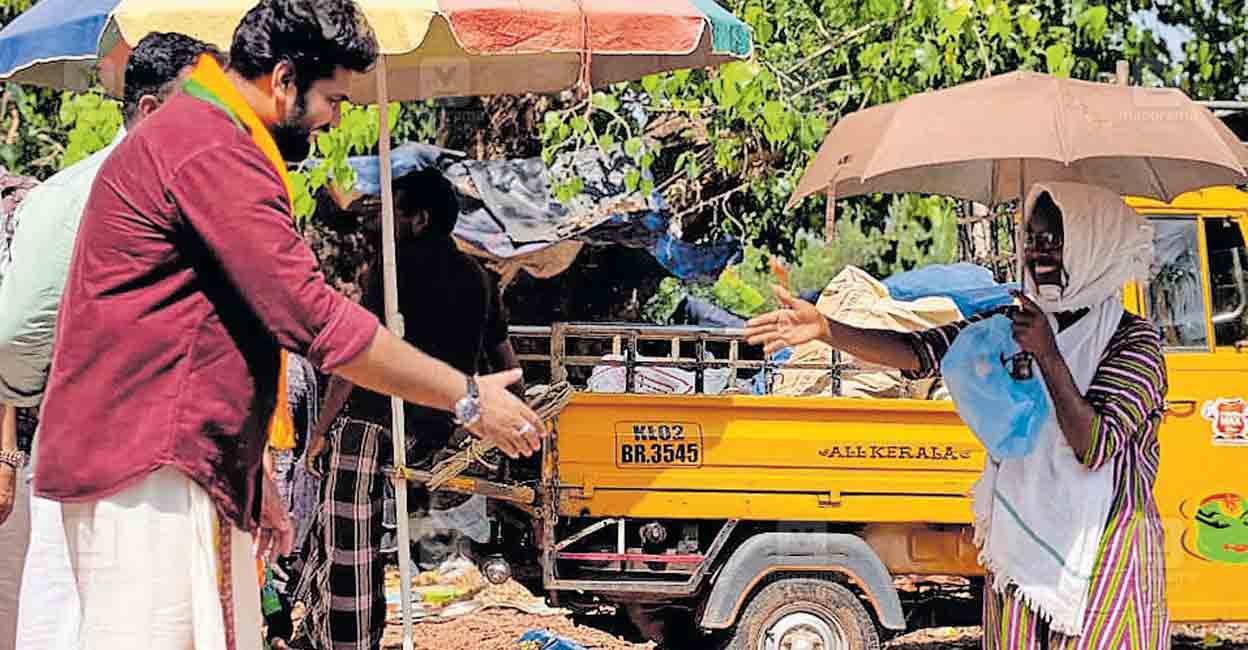 ചെല്ലുന്നിടത്തൊക്ക ഒപ്പം നിന്ന് സെൽഫി എടുക്കാൻ തിരക്ക്; സെലിബ്രിറ്റി ...