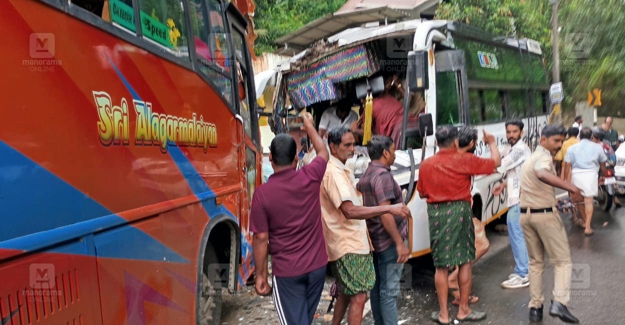 ബ്രേക്ക് നഷ്ടപ്പെട്ട മിനി ബസ് എതിരെ വന്ന ബസിൽ ഇടിച്ചു; ശബരിമല പാതയി ...