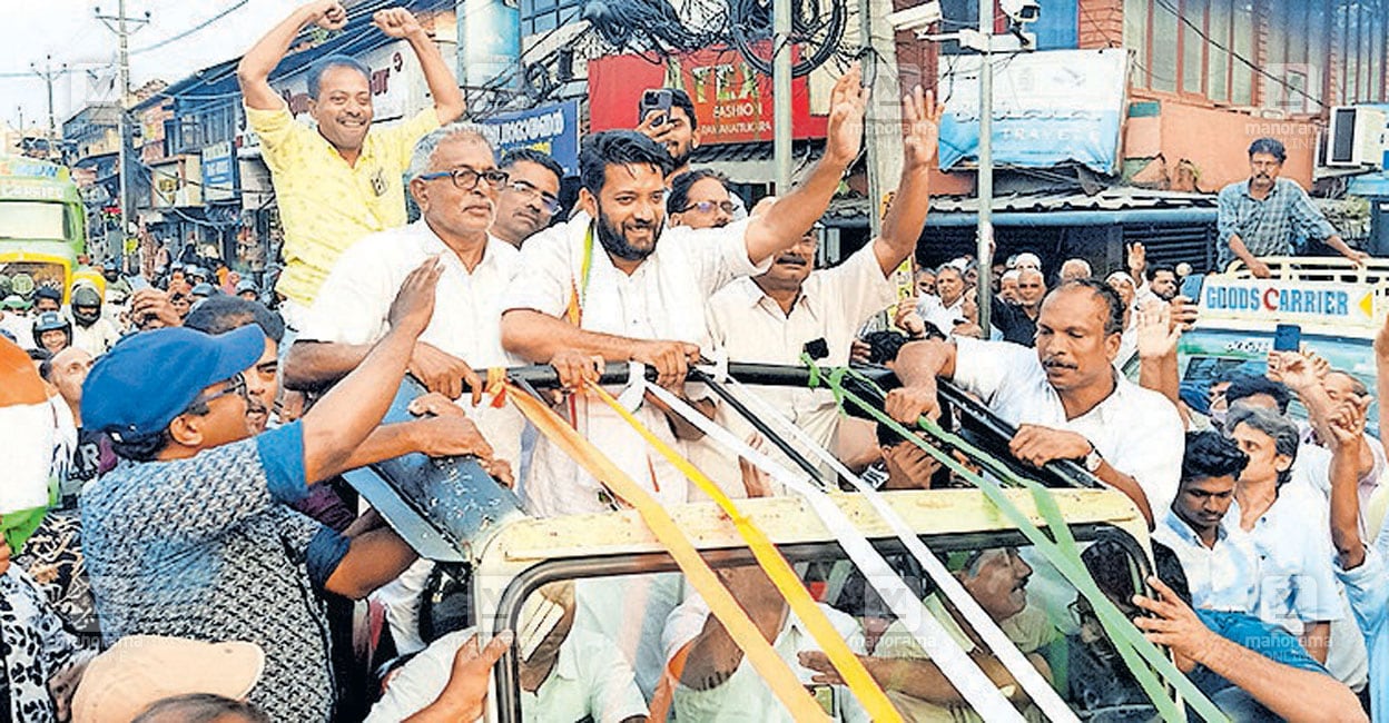 ഷാഫിയുടെ റോഡ് ഷോ തടയാൻ ശ്രമമെന്നു പരാതി; രാമനാട്ടുകരയിൽ യുഡിഎഫ്–എൽഡിഎഫ് ...