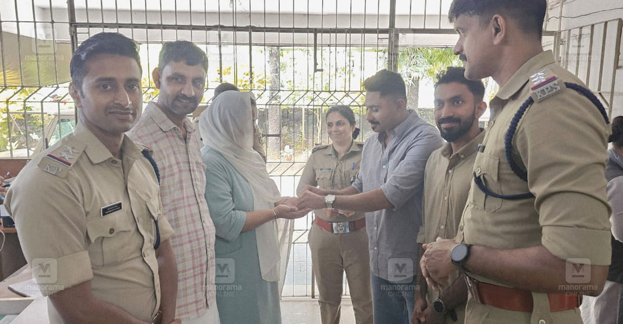 വീണു കിട്ടിയ നാലേമുക്കാൽ പവൻ ഉടമയ്ക്കു നൽകി യുവാക്കളുടെ മാതൃക | honesty ...