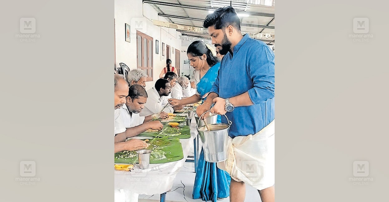 അഗതിമന്ദിരത്തിൽ അന്തേവാസികൾക്കൊപ്പം വിവാഹ സദ്യയുണ്ട് നവദമ്പതികൾ; വിവാഹ ...