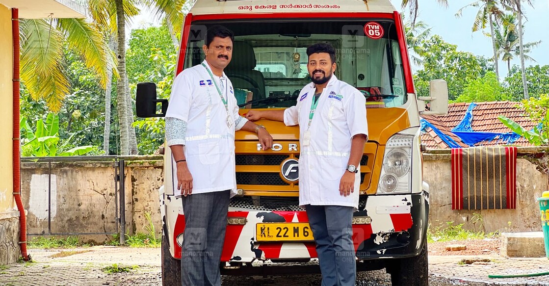 വീട്ടിൽ പ്രസവിച്ച യുവതിക്കും കുഞ്ഞിനും രക്ഷകരായി ആംബുലൻസ് ജീവനക്കാ ...