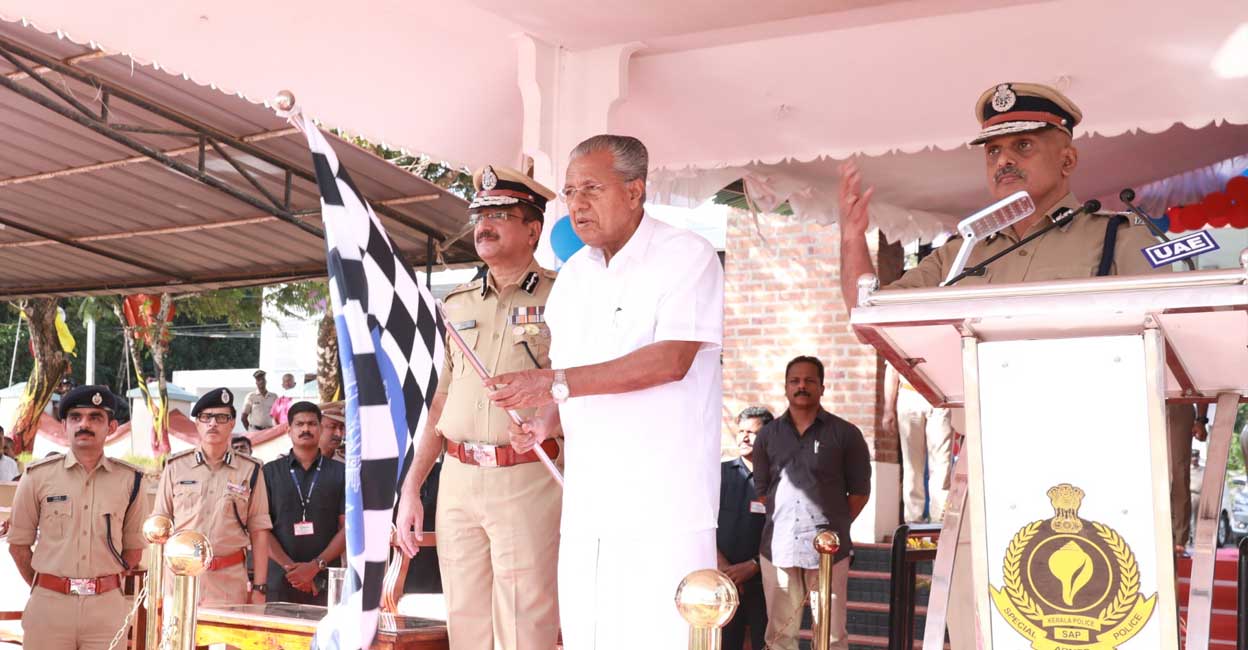 പൊലീസ് സേനയ്ക്ക് 241 പുതിയ വാഹനങ്ങൾ; മുഖ്യമന്ത്രി ഫ്ലാഗ് ഓഫ് ചെയ്തു ...