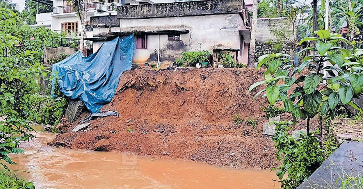 ആമയിഴഞ്ചാൻ തോടിന്റെ പാർശ്വഭിത്തി തകരുന്നു; വീടുകൾ തകർച്ചയി ...