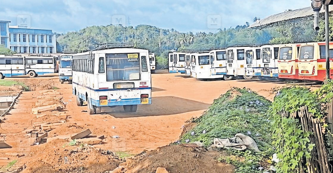 പൊളിക്കാൻ നിശ്ചയിച്ച മാനന്തവാടി ബസ് സ്റ്റാൻഡിൽ യാത്രക്കാരുടെ തിരക്ക് ...