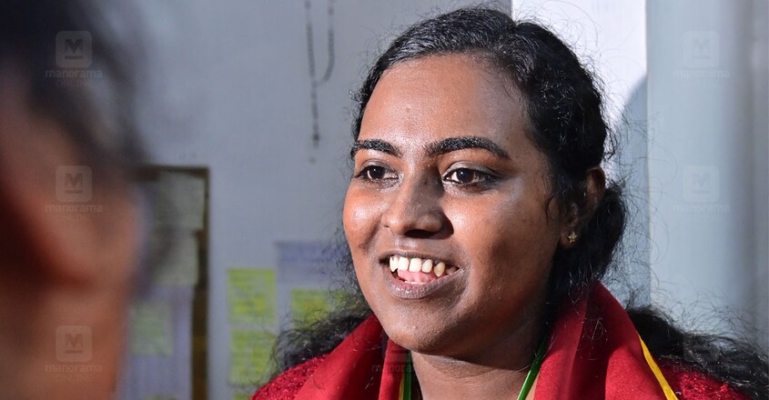 അച്ഛന്റെ കൂലിപ്പണി വരുമാനത്തിൽ നിന്ന് പഠനം; സിവിൽ സർവീസ് 57-ാം റാങ്ക് ...