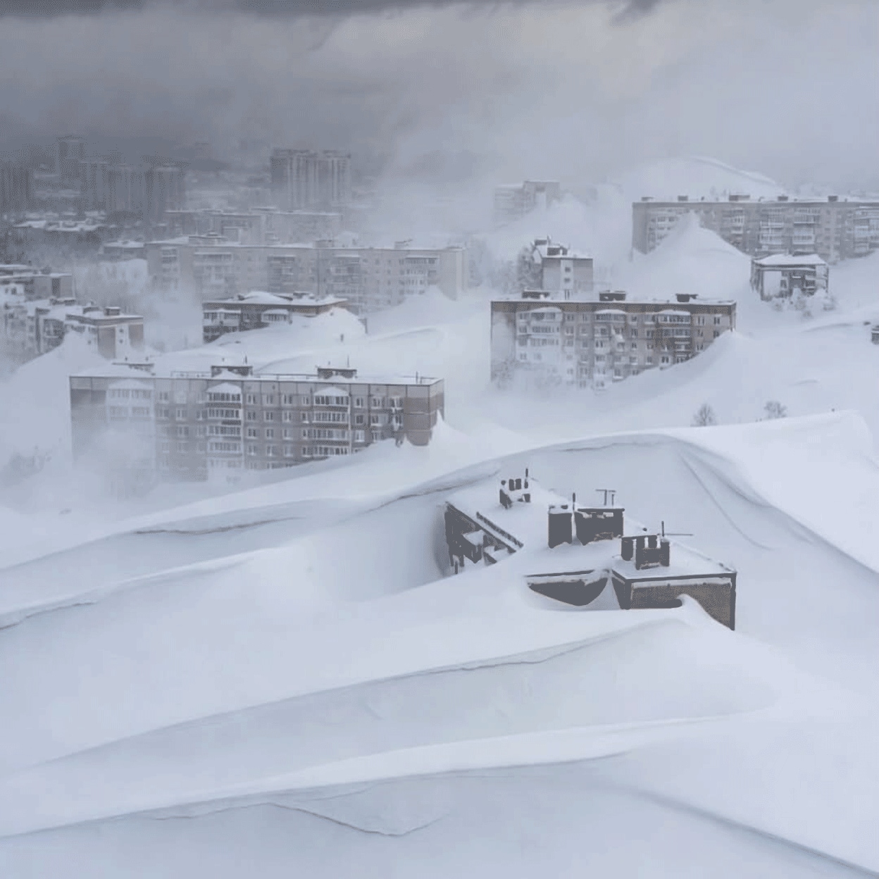 130 വർഷത്തിനിടയിൽ ആദ്യം; മുഴുവൻ പട്ടണങ്ങളും മഞ്ഞിനടിയിൽ; വഴിയേത് ...