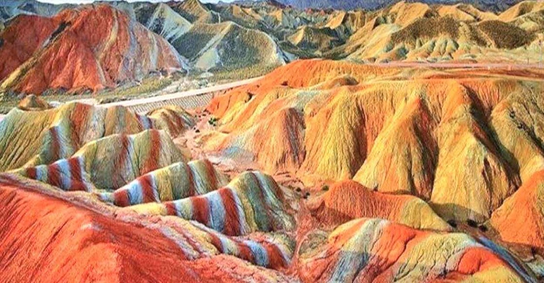 ഇറാനിലുണ്ട് ‘മഴവിൽ ദ്വീപ്’: 70ലധികം നിറങ്ങളിൽ പാറകൾ, മഴപെയ്താൽ മണ്ണിന് ...