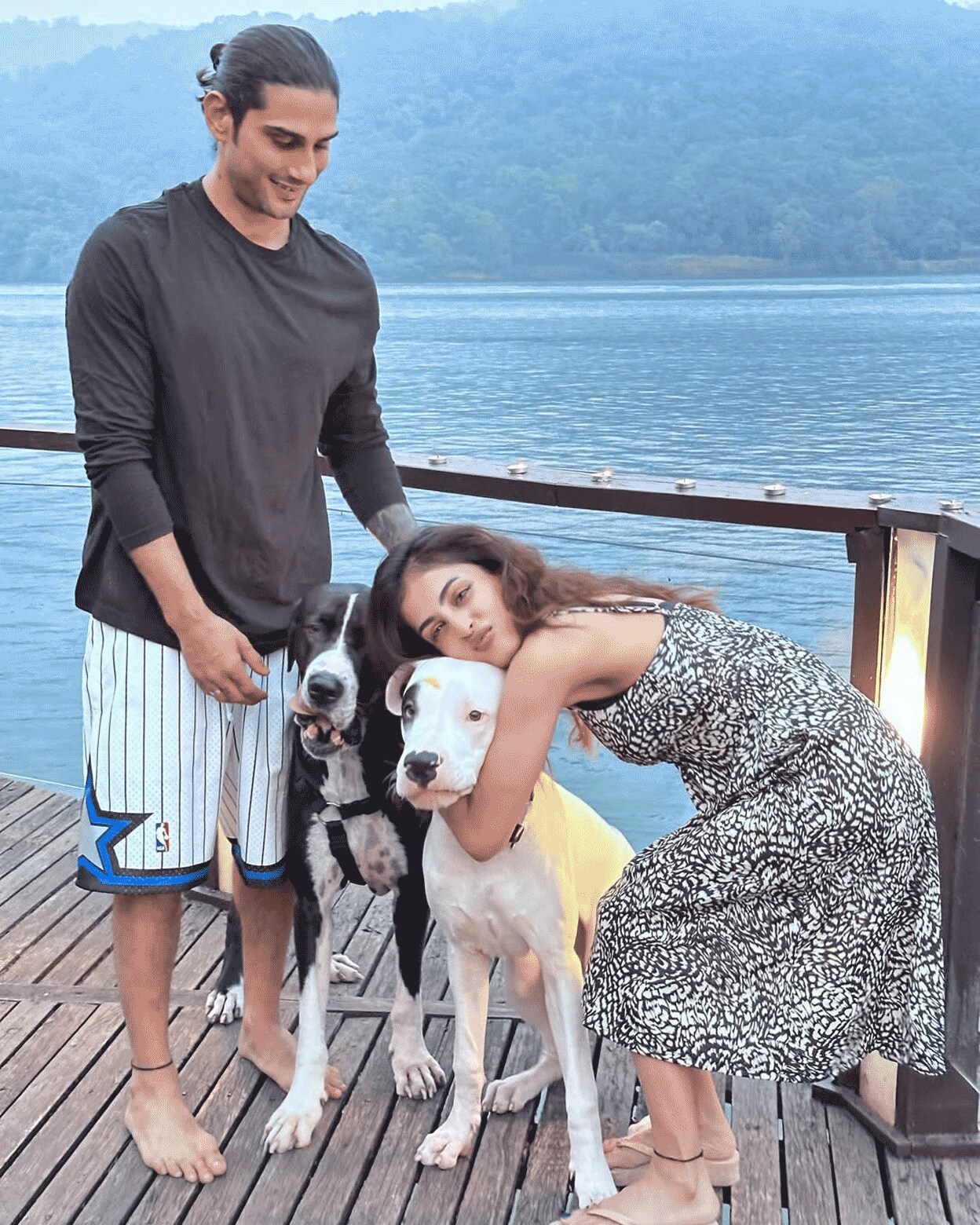 താരദമ്പതികളുടെ ദാമ്പത്യം മനോഹരമാക്കുന്നത് രണ്ട് നായ്ക്കൾ; ‘ചിക്കോയെ ...