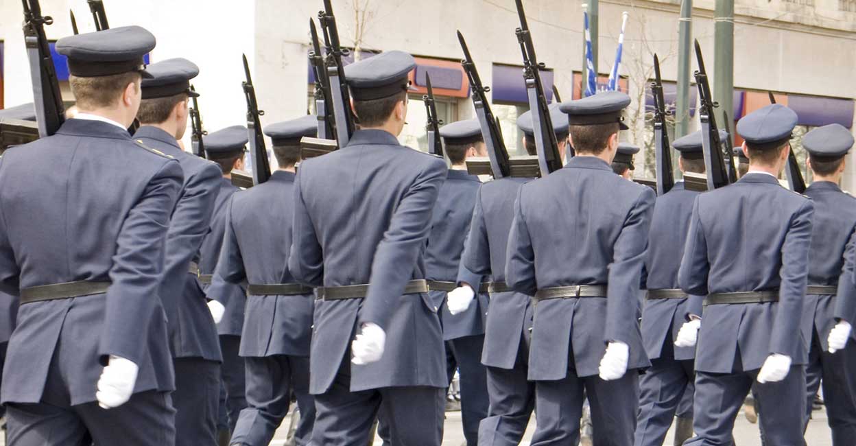 സൈനിക അനുസ്മരണ ചടങ്ങിൽ ശ്രദ്ധ നേടി ‘വ്യാജ അഡ്മിറൽ’; അപൂർവ സർവീസ് മെഡ ...