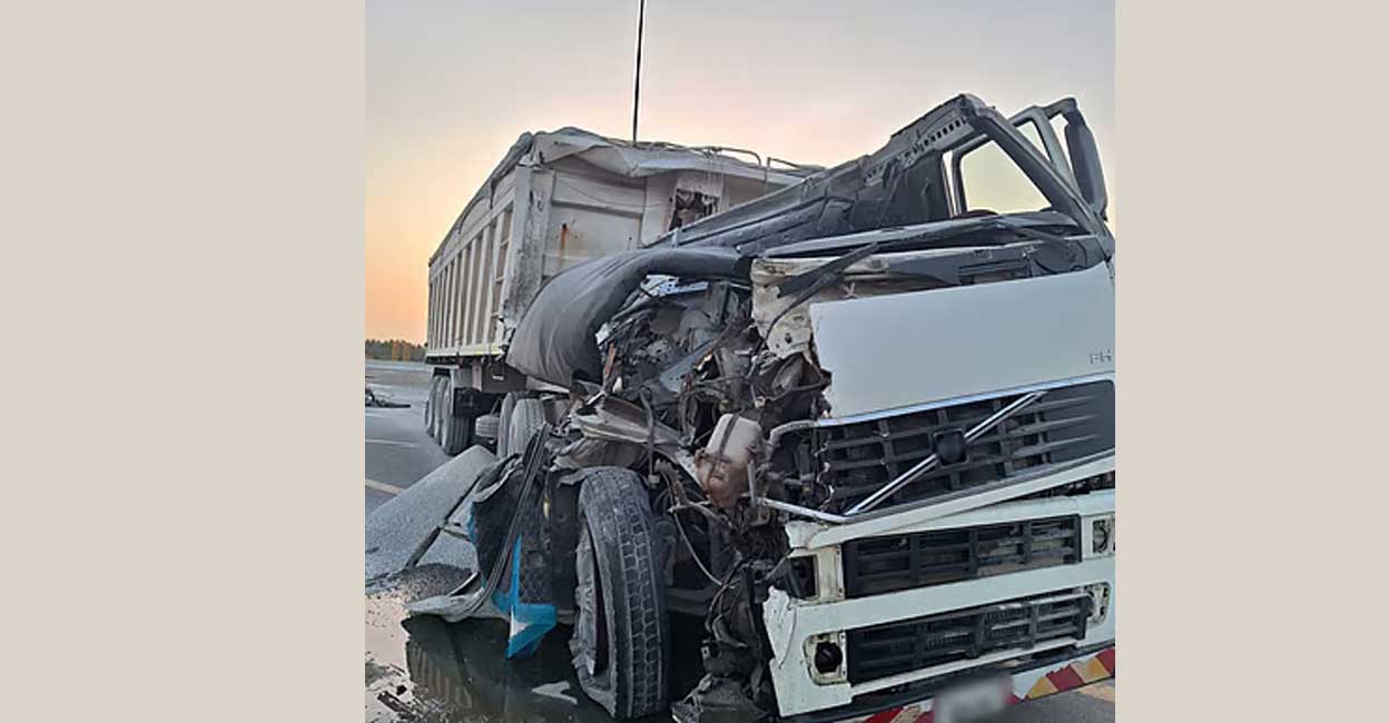 ഷെയ്ഖ് മുഹമ്മദ് ബിൻ സായിദ് റോഡിൽ രണ്ട് ട്രക്കുകൾ കൂട്ടിയിടിച്ചു; ഒരാ ...