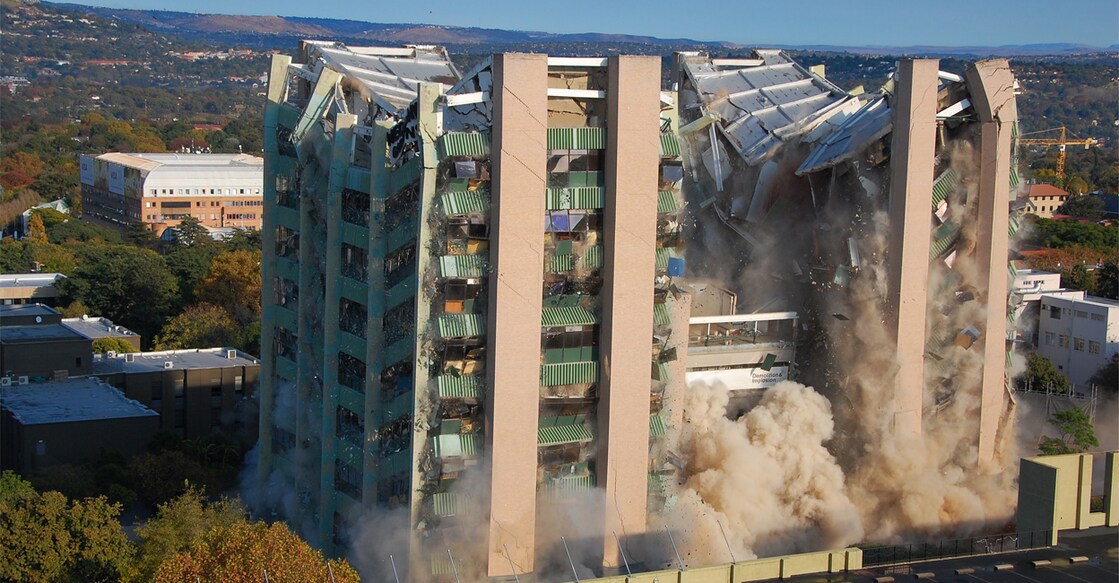 ന്യൂയോർക്കിൽ 20 നില കെട്ടിടത്തിന്റെ ചിമ്മിനി തകർന്നു വീണു ആളപായമില്ല ...