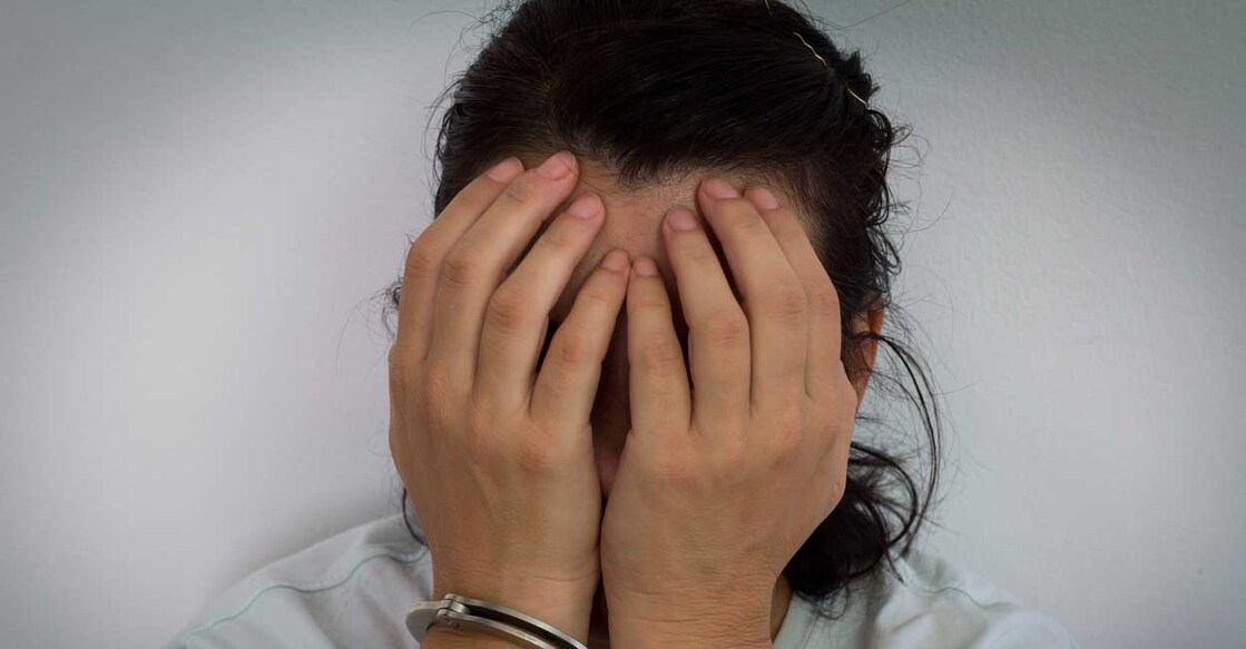 മകനെ അടിച്ച അമ്മ അറസ്റ്റിൽ; ‘ടീച്ചർ ഓഫ് ദി ഇയറിനെ’ പിരിച്ചുവിട്ട് സ്കൂ ...