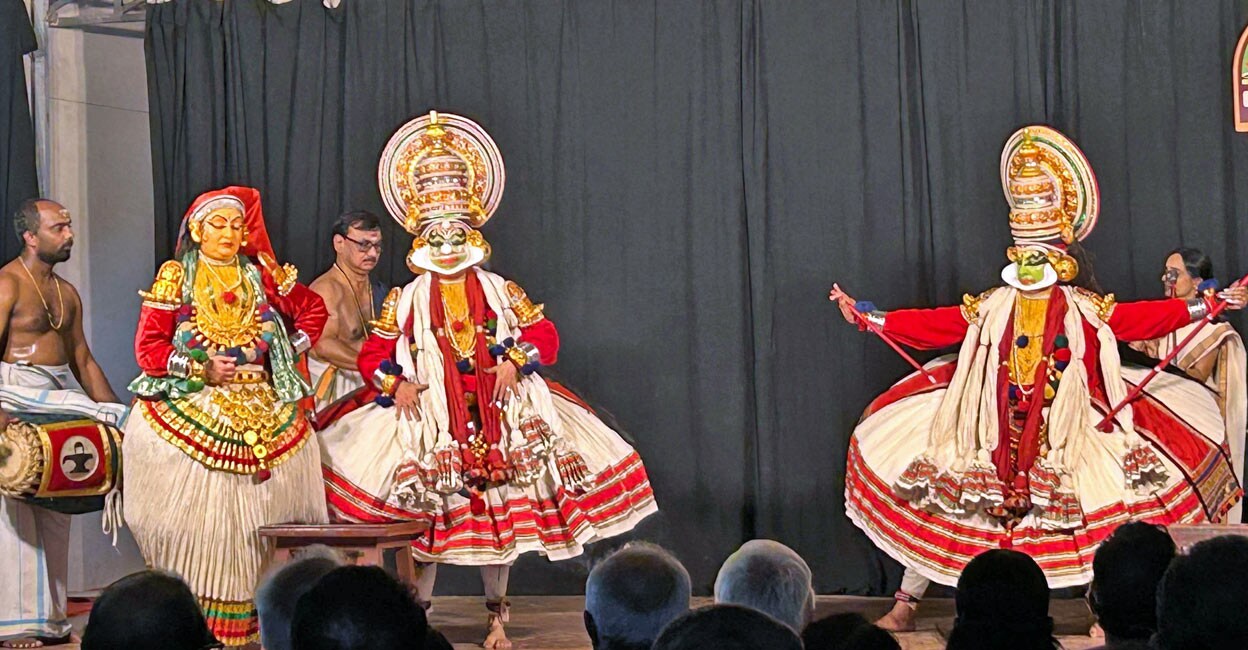 കർണശപഥം ആടിത്തിമിർത്ത് വനിതാ സംഘം; മനം നിറഞ്ഞ് കഥകളി പ്രേമിക ...