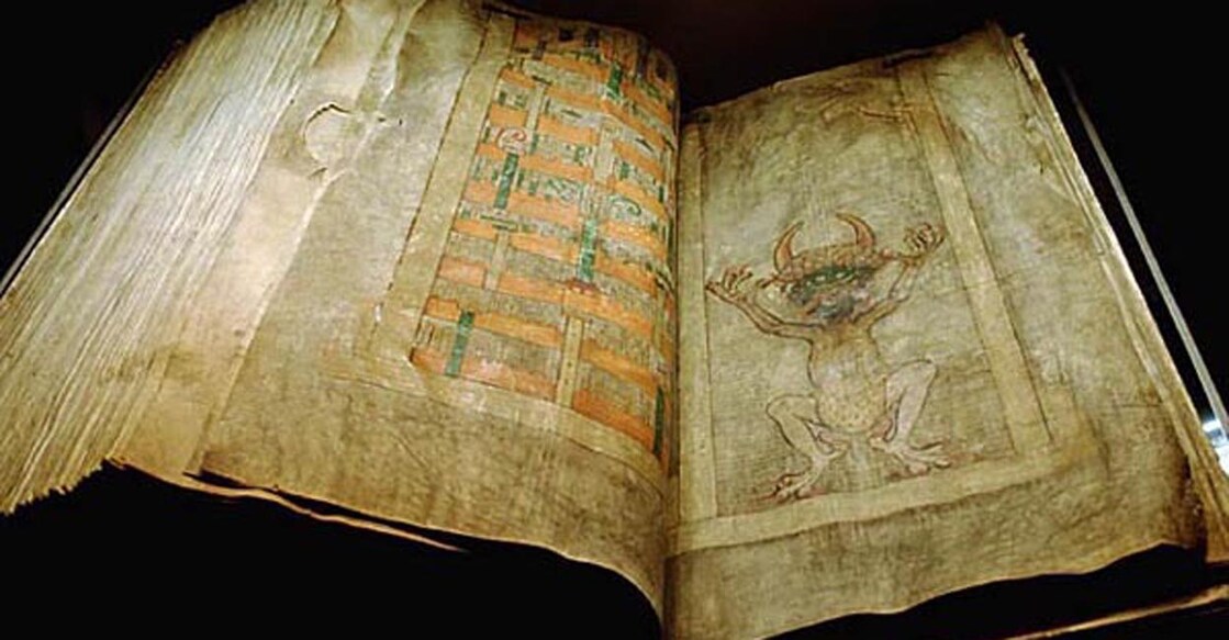 മൂന്നടി നീളമുള്ള 'ചെകുത്താന്റെ ബൈബിൾ' ഒറ്റ രാത്രി കൊണ്ട് സന്ന്യാസി ...