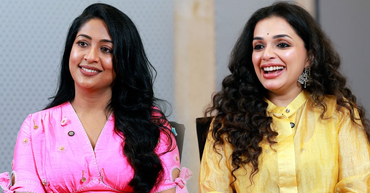 പൊലീസിനൊപ്പം മുഖം മറച്ച് നവ്യയും; ‘അടിച്ചിട്ടുണ്ടോ’ എന്ന് ചിലരുടെ ...