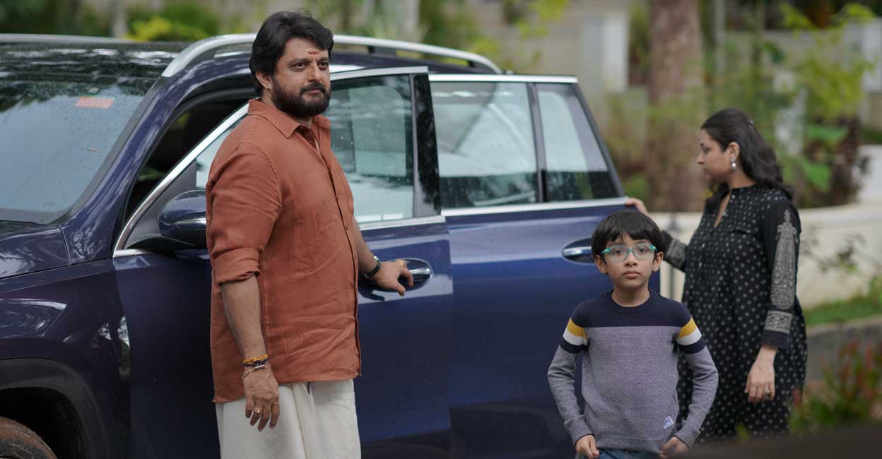 ഡെലൂലുവിന്റെ കുഞ്ഞനിയൻ, മധു വാരിയരുടെ ‘ഭാര്യയും മകനും’; ഇവർ മൂന്നും ഒരേ ...