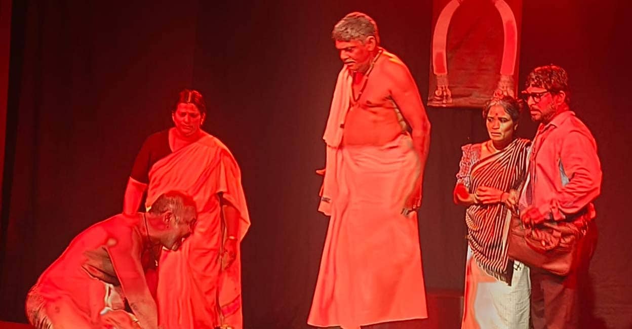കാട്ടുകുതിര രംഗചേതനയിൽ | കാട്ടുകുതിര | നാടകം | രാജൻ പി. ദേവ് | രംഗചേതന ...