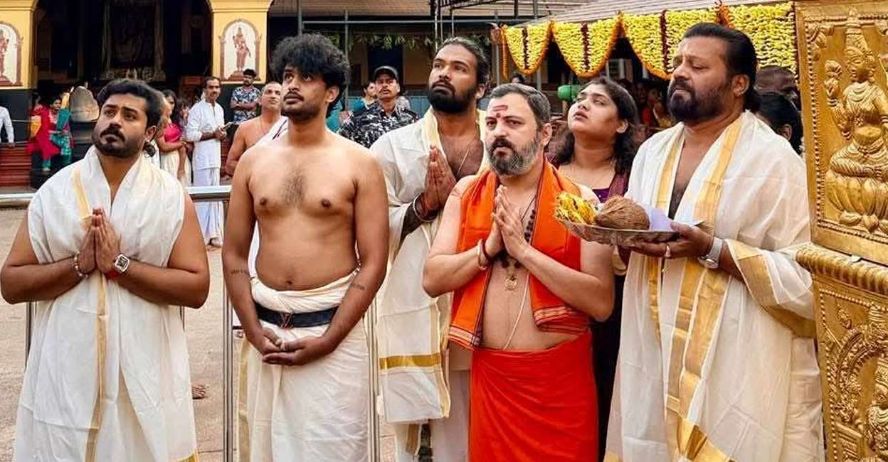 സകുടുംബം മൂകാംബികയിൽ സുരേഷ് ഗോപി; സുഹൃത്തിന്റെ പേരില്‍ സമർപ്പിച്ചത് 10 ...