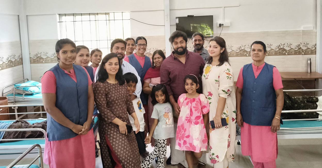 കണ്ണു നനഞ്ഞുപോകുന്ന സ്നേഹക്കാഴ്ച; ശ്രീനിവാസന്റെ 40ാം ചരമദിനം വയോജനങ്ങ ...