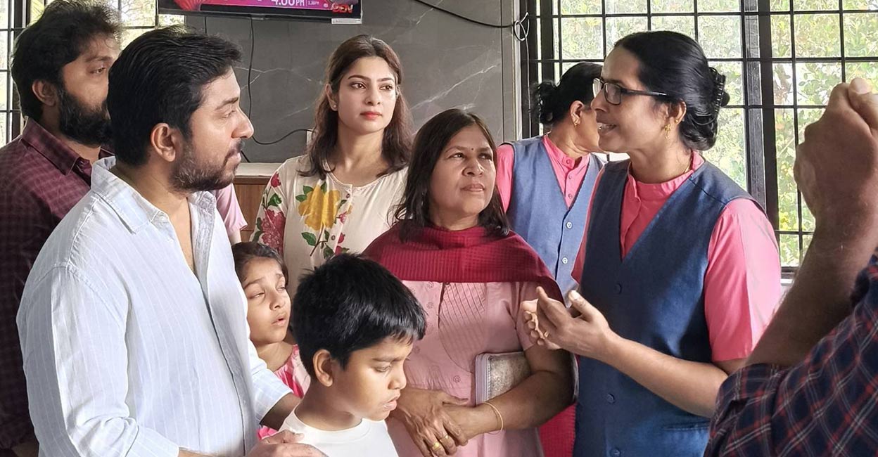 കണ്ണു നനഞ്ഞുപോകുന്ന സ്നേഹക്കാഴ്ച; ശ്രീനിവാസന്റെ 40ാം ചരമദിനം വയോജനങ്ങ ...