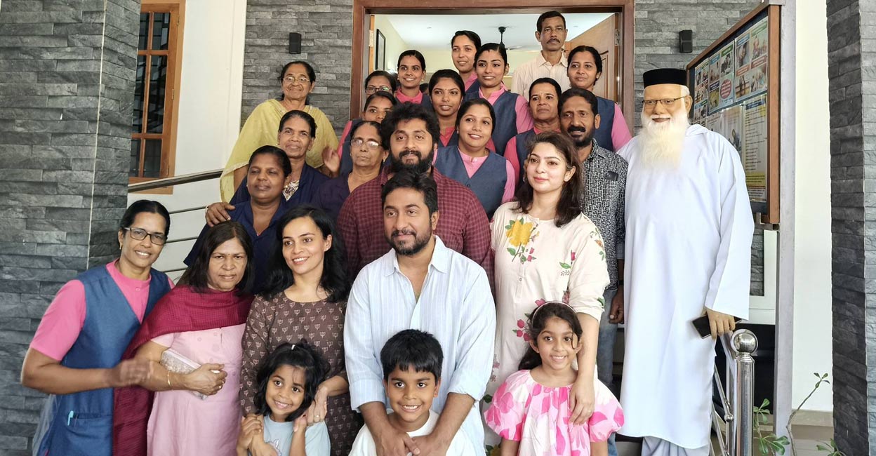 കണ്ണു നനഞ്ഞുപോകുന്ന സ്നേഹക്കാഴ്ച; ശ്രീനിവാസന്റെ 40ാം ചരമദിനം വയോജനങ്ങ ...