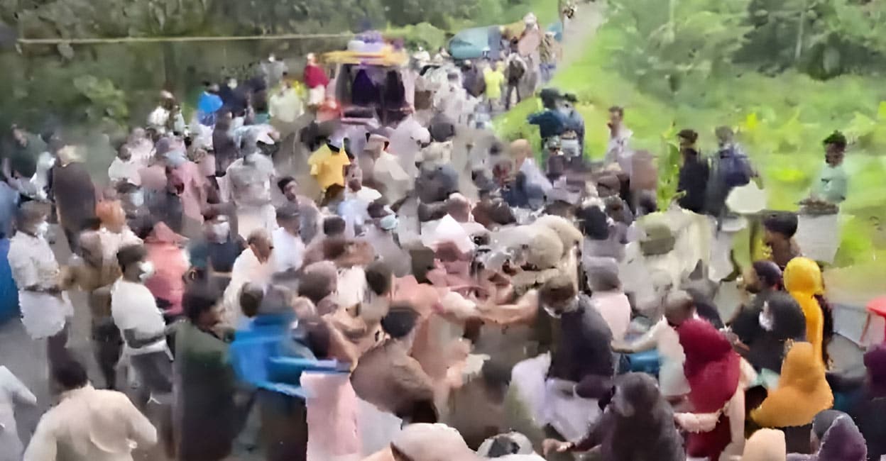 മാലിന്യ കേന്ദ്രത്തിനെതിരെ സമരം, ഫ്രഷ് കട്ട് ഫാക്ടറിക്ക് തീയിട്ട് ...