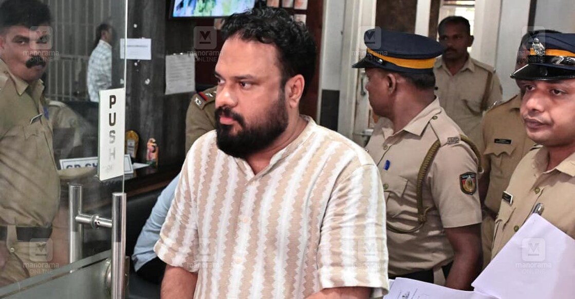 ‘അറസ്റ്റിനു പിന്നിൽ പി.ശശിയുടെ ഓഫിസ്’: വ്യവസായി മുഹമ്മദ് ഷര്‍ഷാദ് 15 ...