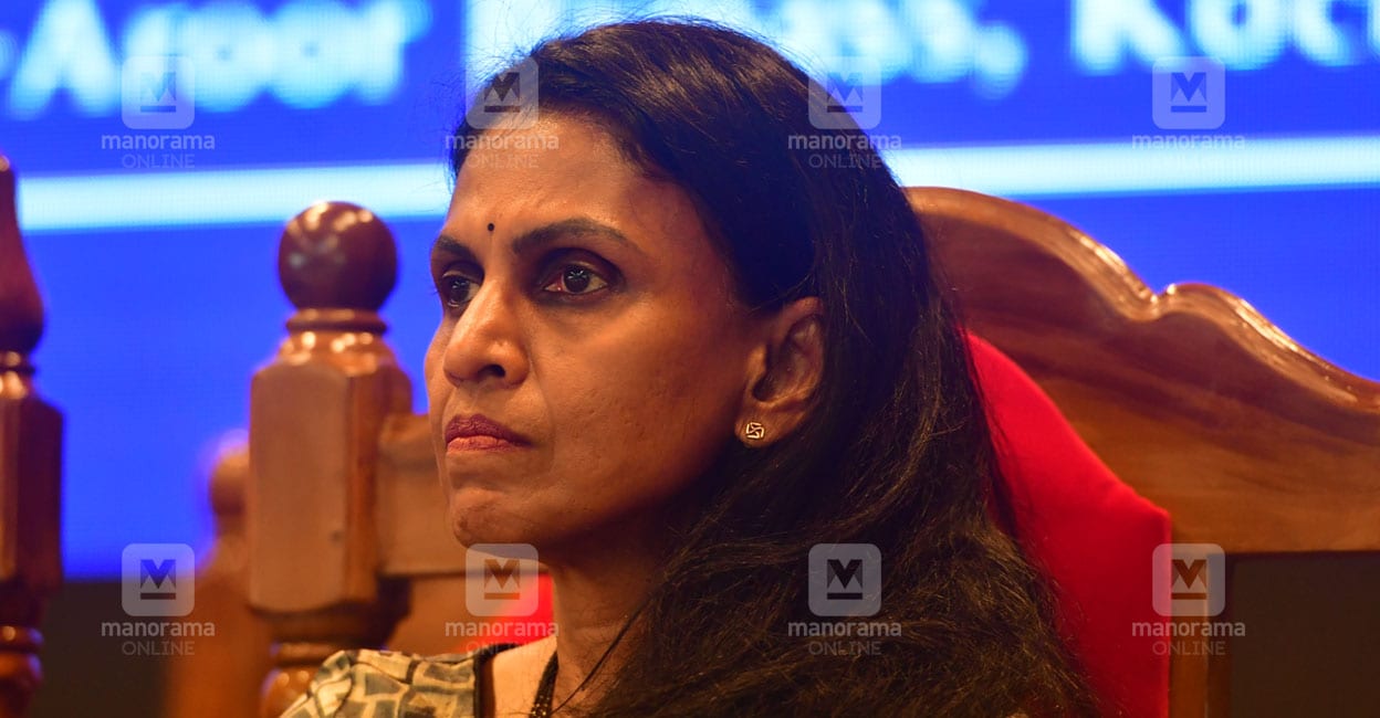 ബിജെപി സ്ഥാനാർഥിയായ മുൻ ഡിജിപി ആർ.ശ്രീലേഖ വോട്ടെടുപ്പുദിവസം ...