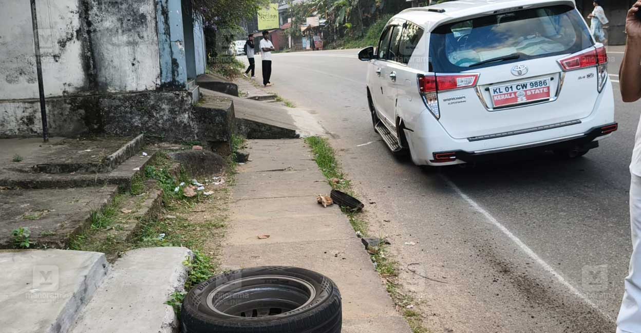 മന്ത്രി സജി ചെറിയാന്റെ വാഹനത്തിന്റെ ടയര്‍ ഊരിത്തെറിച്ചു; അപകടസമയം ...