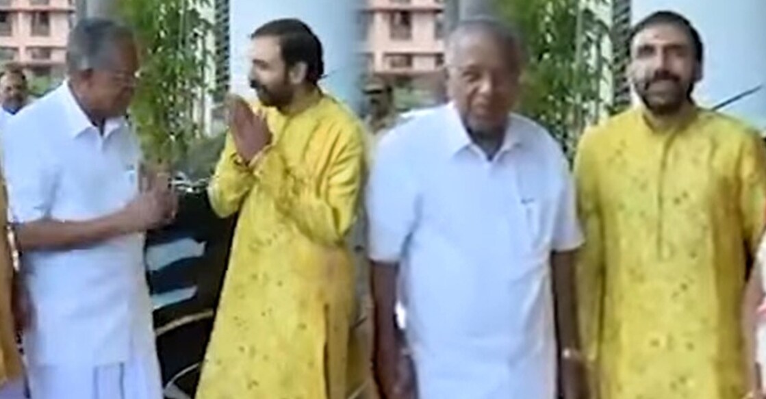 മുഖ്യമന്ത്രിയ്ക്കൊപ്പം ഉണ്ണിക്കൃഷ്ണൻ പോറ്റി, ഒപ്പം പി.ശശിയും; ആംബുലൻസ് ...