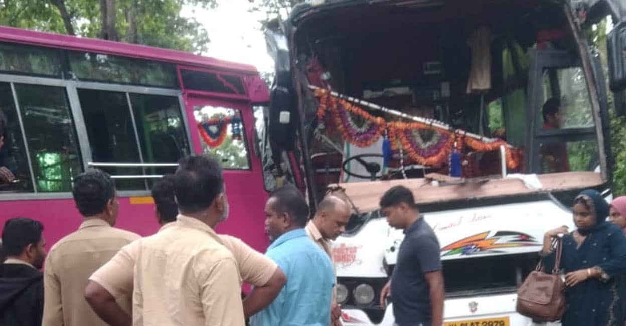 കാട്ടിക്കുളത്ത് ബസുകൾ കൂട്ടിയിടിച്ച് 85 പേർക്ക് പരുക്ക്; 61 പേ ...