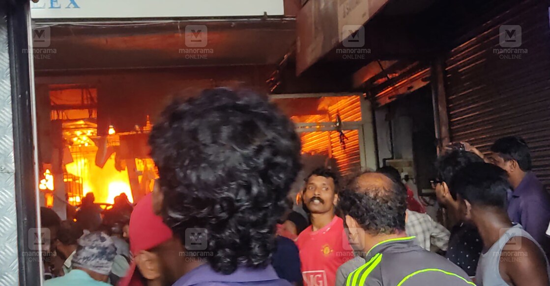 ചാലക്കുടിയിൽ പെയിന്റ് കടയിൽ വൻ തീപിടിത്തം; തീയണയ്ക്കാൻ ശ്രമം - chalakudy paint shop fire no ...