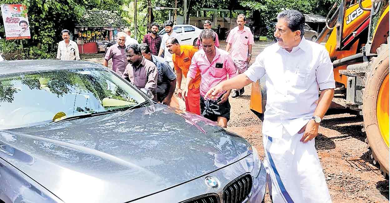 മദ്യലഹരിയിൽ കാറോടിച്ച് യുവാവിന്റെ പരാക്രമം; മോൻസ് ജോസഫ് എംഎൽഎ ...
