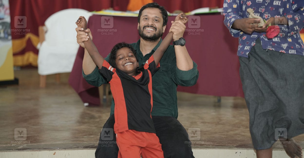 വിദ്യാർഥികൾക്കിടയിൽ ‘കനലായി’ ആൻസൻ; സ്കൂളുകളിലെ ചങ്ങാതി, ജോലി രാജിവച്ച് ...