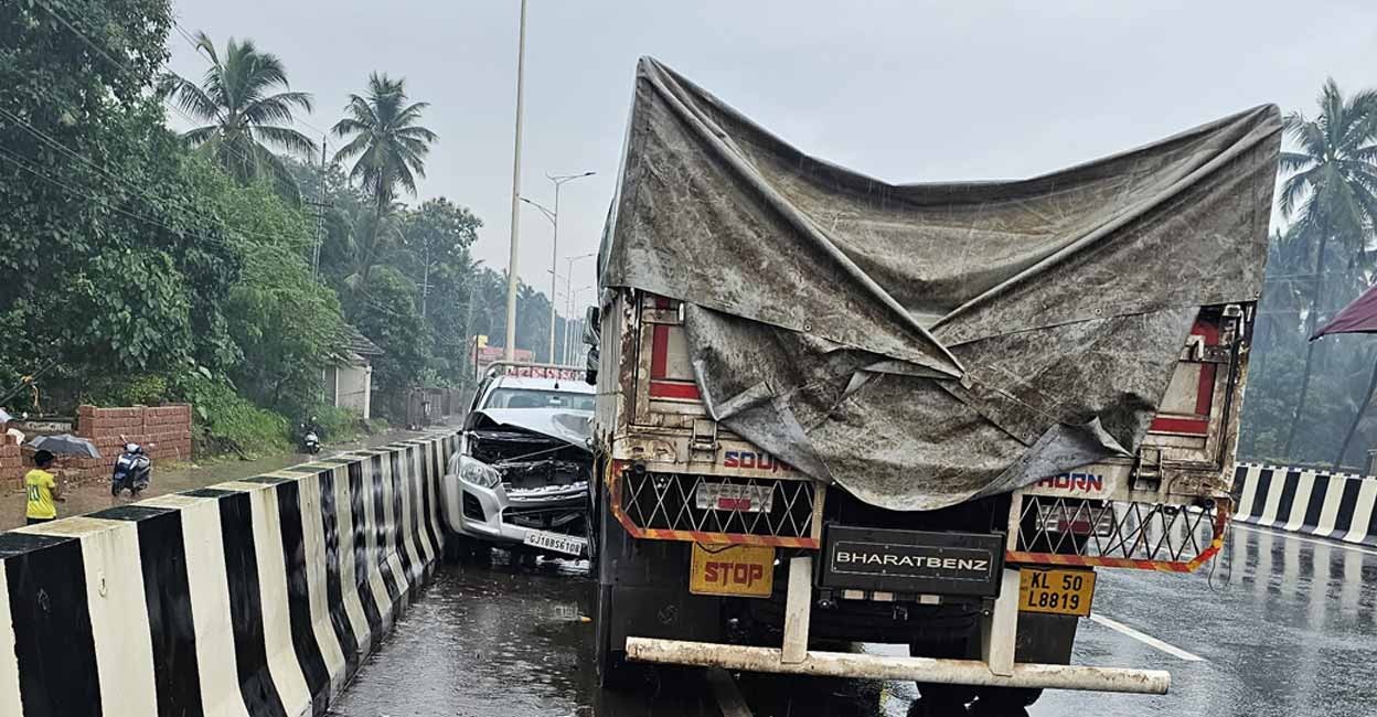വഴിയരികിൽ നിൽക്കെ നിയന്ത്രണം വിട്ടുവന്ന ലോറി ഇടിച്ചു; കാസർകോട്ട് 2 ...