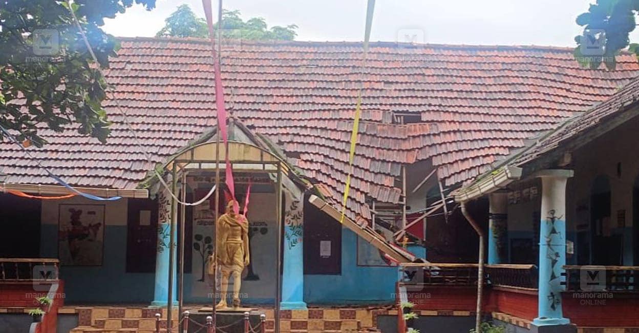 ആലപ്പുഴയിൽ സ്കൂളിന്റെ മേൽക്കൂര തകർന്നു വീണു: കെട്ടിടത്തിന് വർഷങ്ങളുടെ ...